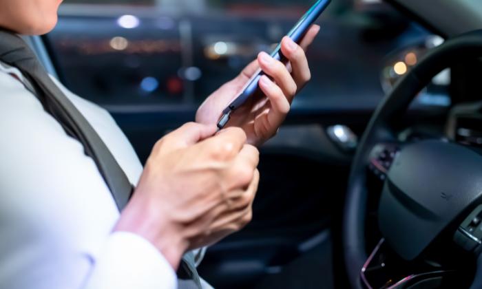 Hoe verbind je je telefoon met je auto? 4 beste manieren! | Moje-auto.pl