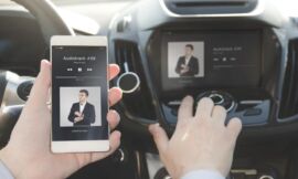 Hoe verbind je je telefoon met je auto? 4 beste manieren! | Moje-auto.pl