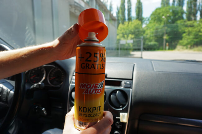 Glossy Vanilla cockpit - Moje Auto